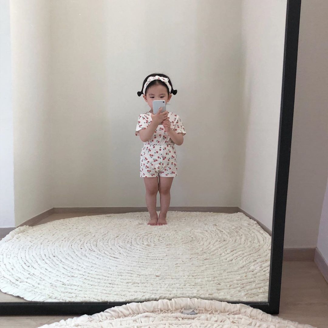 ≡ Toddler Snaps Adorable High Fashion Selfies 》 Her Beauty