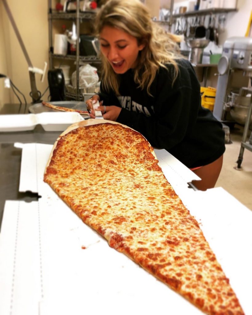 ≡ New Foodie Trend Is A Giant Pizza Slice – The Biggest You've Seen ...
