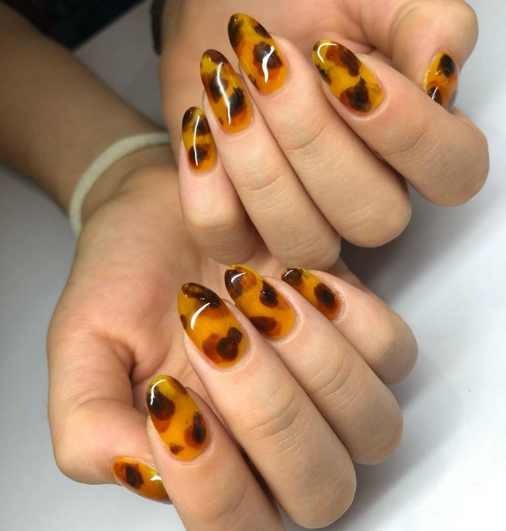 ≡ Tortoiseshell Nails are Autumn's Coolest Manicure Trend 》 Her Beauty