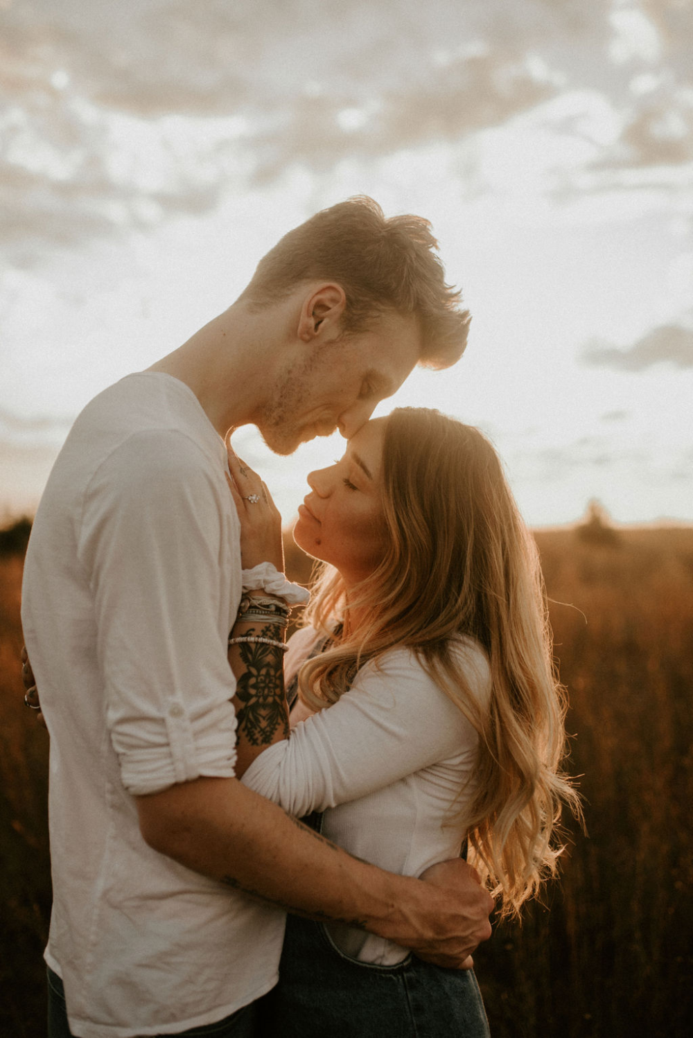 ≡ 11 Behaviors That Attract Men the Most 》 Her Beauty