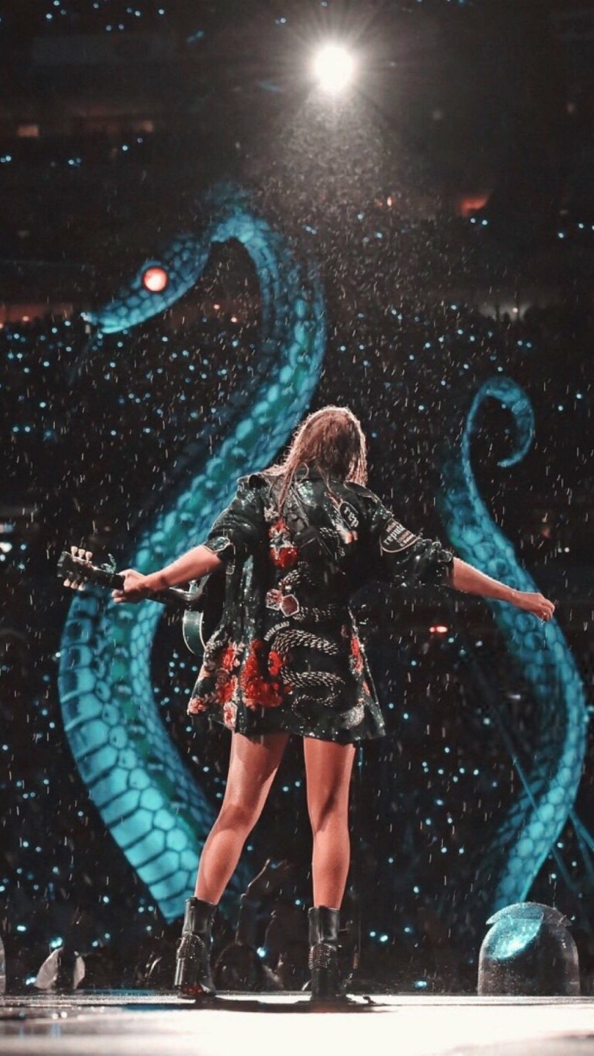 ≡ 12 Most Memorable Taylor Swift Outfits 》 Her Beauty