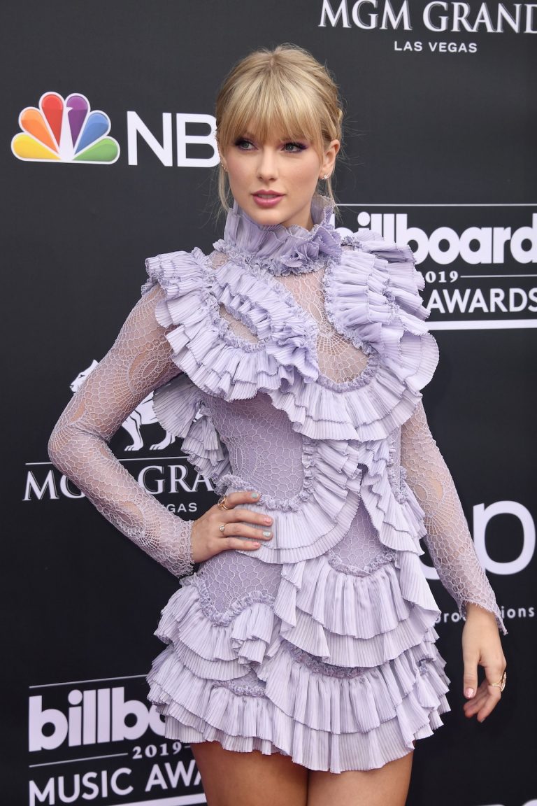 ≡ 12 Most Memorable Taylor Swift Outfits 》 Her Beauty