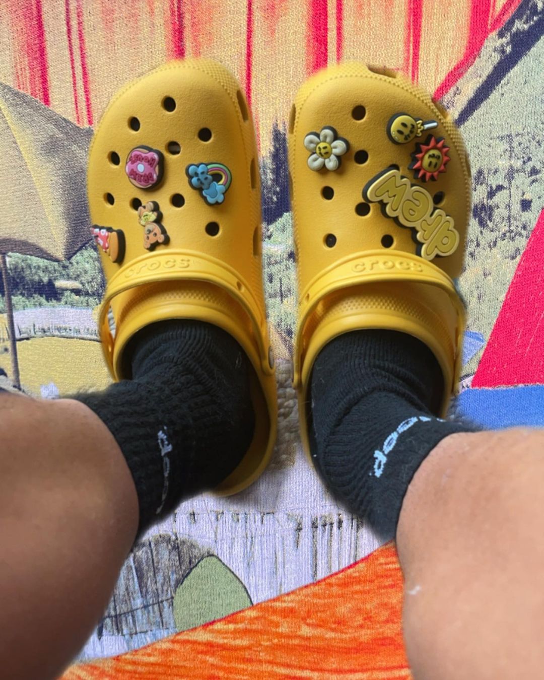 ≡ 11 Celebs That Make Crocs Look Good 》 Her Beauty