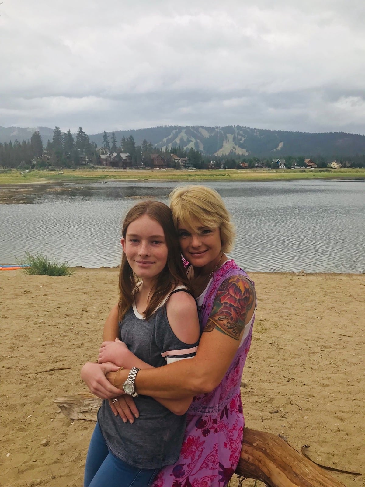 ≡ Erika Eleniak: What is the Baywatch Actress Up to Now? 》 Her Beauty