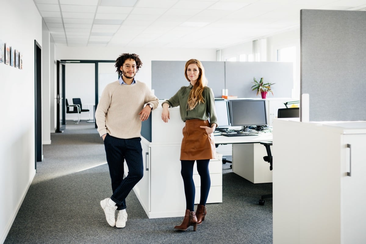 ≡ 15 Body Signs That He's Into You 》 Her Beauty